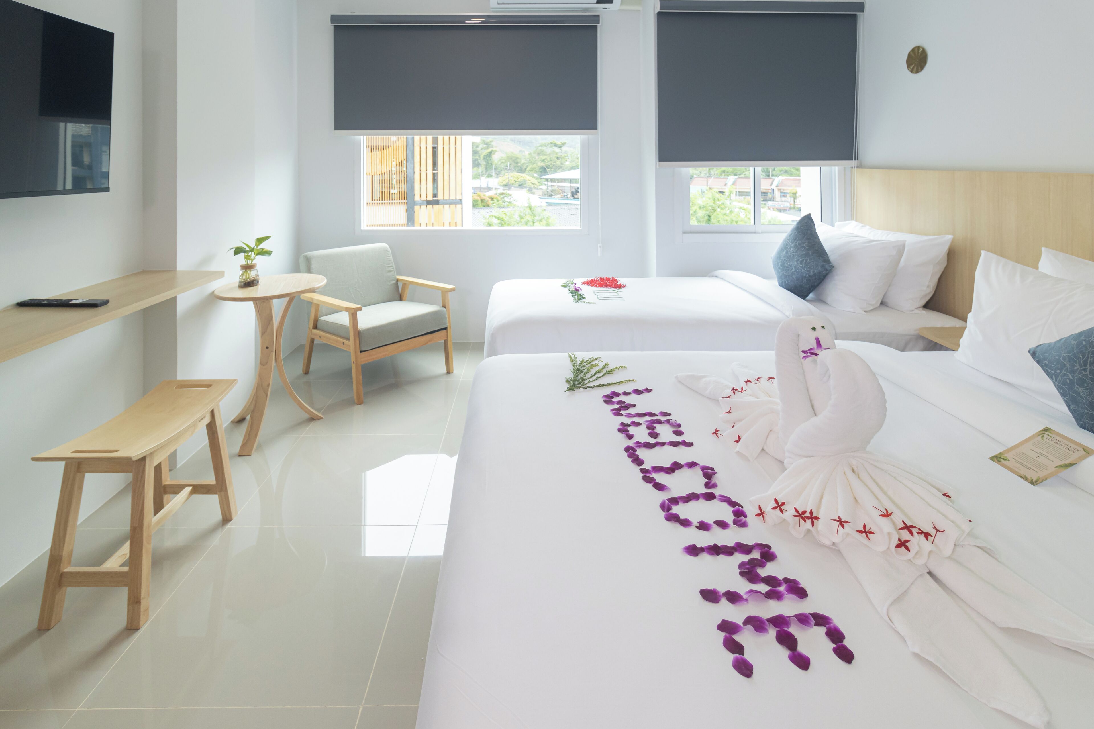 Quarto triplo luxo, vista para a cidade | Escrivaninha, Wi-Fi de cortesia