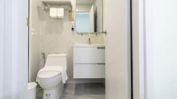 Um polibã, um secador de cabelo, toalhas fornecidas, sabão