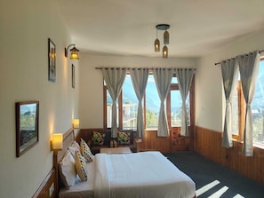 Quarto de Luxo, vista para a montanha | Secretária, secretária adequada para computadores portáteis 