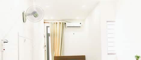 Quarto casal superior, sacada | Escrivaninha, espaço de trabalho para notebook, Wi-Fi de cortesia