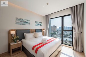 Apartamento Deluxe, 3 quartos, não fumadores, Vista para a cidade | Minibar, secretária, ferro/tábua de engomar, Wi-fi grátis 