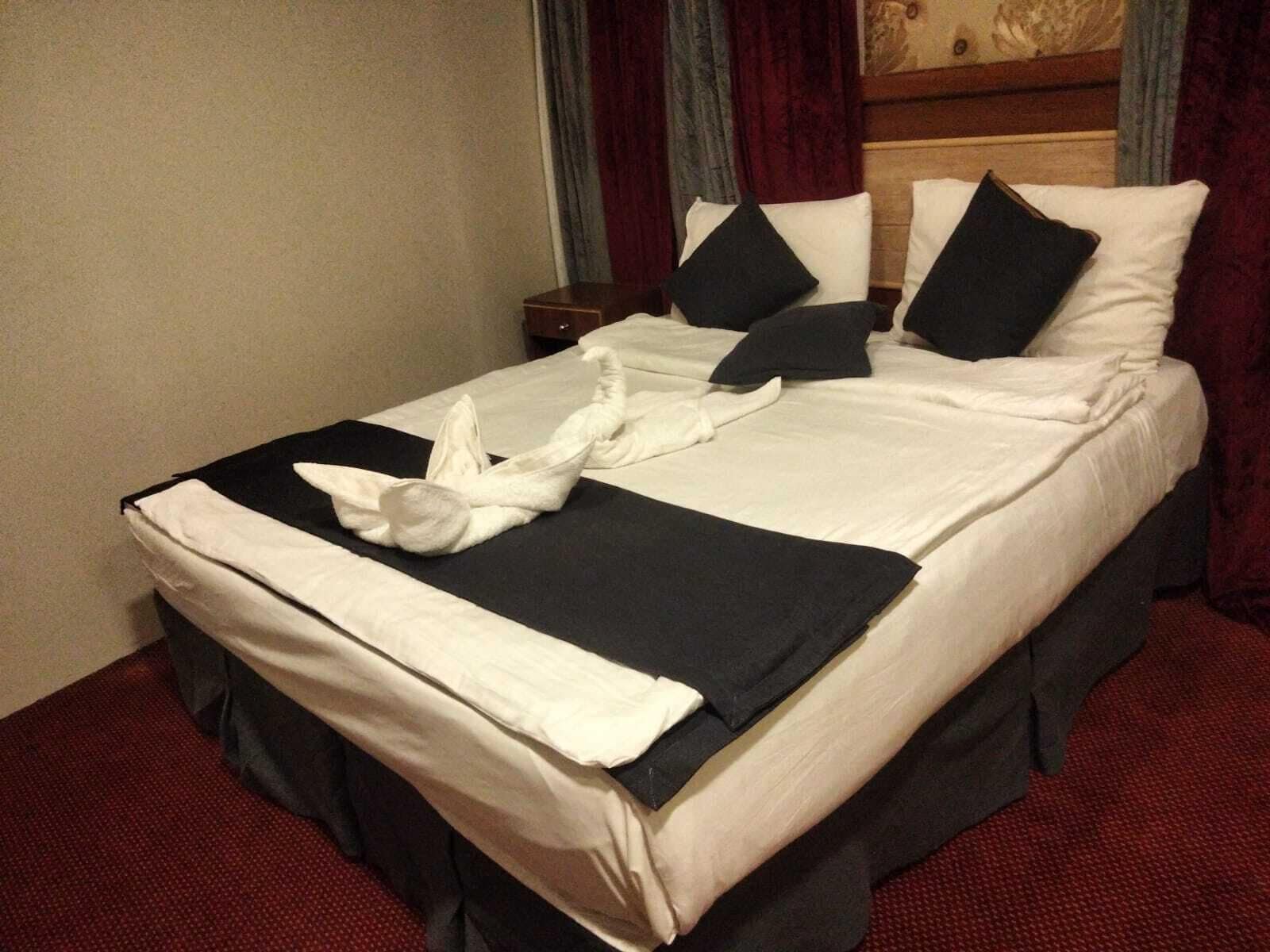 Quarto casal luxo | Roupas de cama premium, cortinas blackout, quartos à prova de som