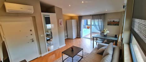 Penthouse Deluxe, 1 quarto, banheira de hidromassagem | Sala de estar | Televisor de 43 polegadas com canais via satélite, Netflix