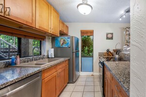 Apartamento em Condomínio Fechado, 2 quartos | Cozinha privada | Um frigorífico, um forno, uma cafeteira/bule, uma torradeira 