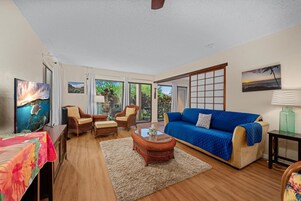 Apartamento em Condomínio Fechado, 2 quartos | Sala de estar | Smart TV 