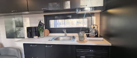 Chalé, pátio, vista para o vale | Cozinha privada | Uma cafeteira/bule, uma chaleira elétrica, utensílios de cozinha