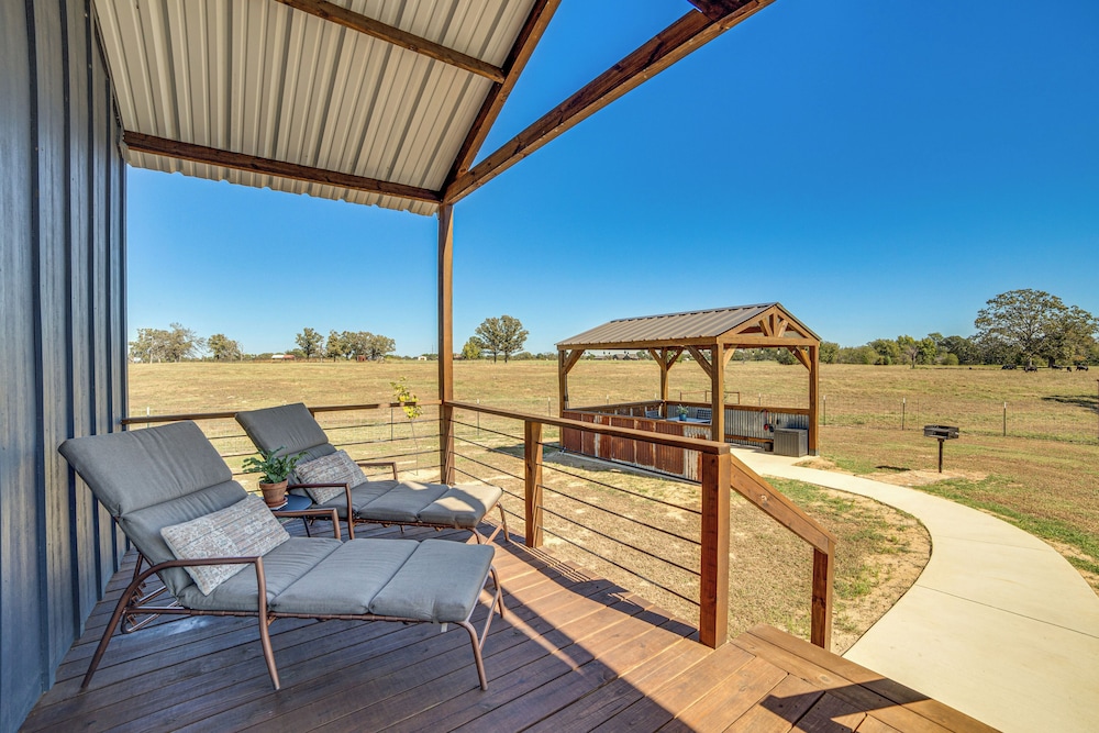Pond & Grazing Cattle! Rural Getaway Near Van - Texas