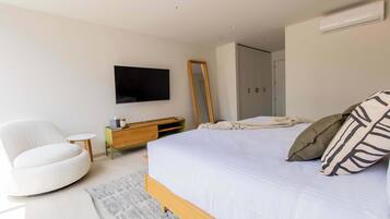 Apartamento superluxo, 2 quartos, vista para a cidade | Cofres nos quartos, escrivaninha, espaço de trabalho para notebook