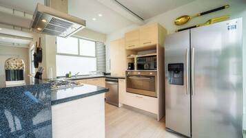 Apartamento superluxo, 2 quartos, vista para o parque | Cozinha privada | Geladeira grande, micro-ondas, fogão, cooktop
