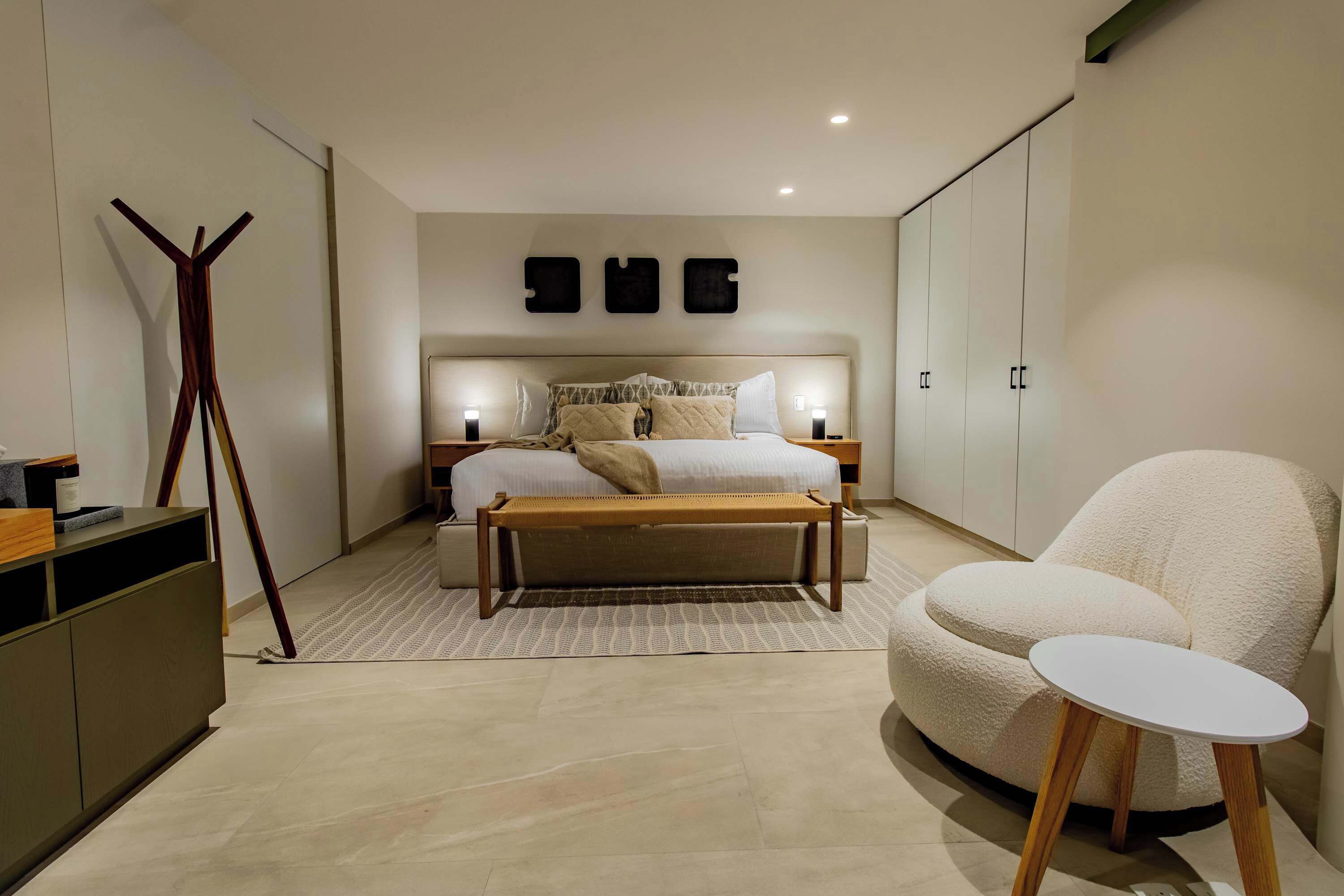 Cofres nos quartos, escrivaninha, espaço de trabalho para notebook