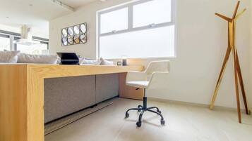 Apartamento superluxo, 2 quartos, vista para a cidade | Área de estar