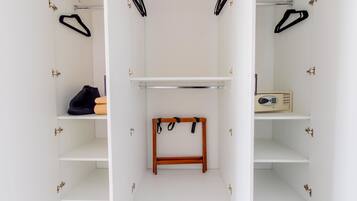 Apartamento de Luxo, 2 quartos, Vista para a cidade | Cofre no quarto, secretária