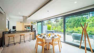 Apartamento superluxo, 2 quartos, vista para o parque | Cozinha privada | Geladeira grande, micro-ondas, fogão, cooktop