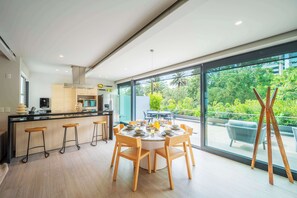 Apartamento superluxo, 2 quartos, vista para o parque | Cozinha privada | Geladeira grande, micro-ondas, fogão, cooktop