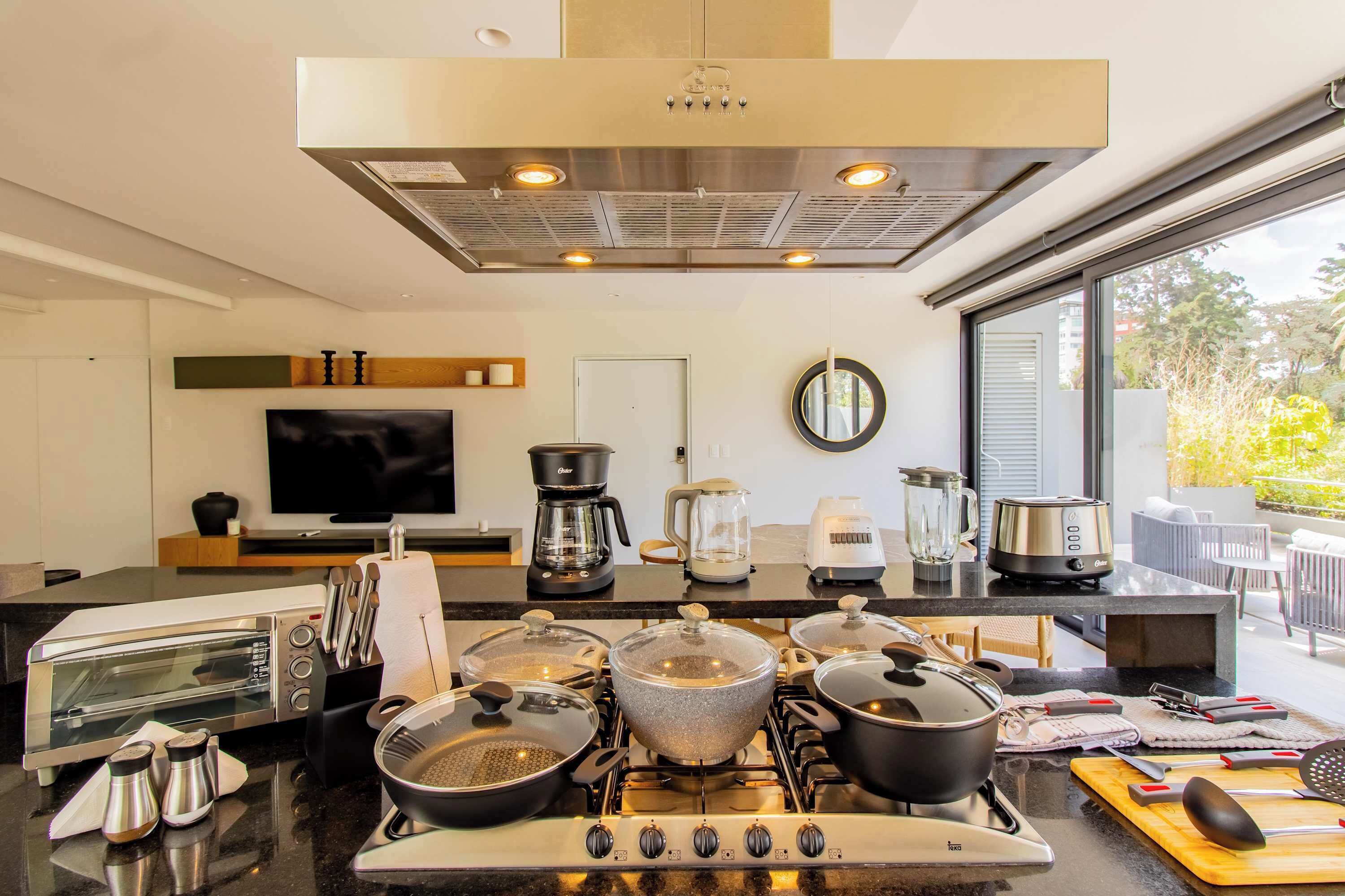 Apartamento superluxo, 2 quartos, vista para a cidade | Cozinha privada | Geladeira grande, micro-ondas, fogão, cooktop