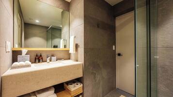 Um polibã, artigos de higiene pessoal grátis, um secador de cabelo