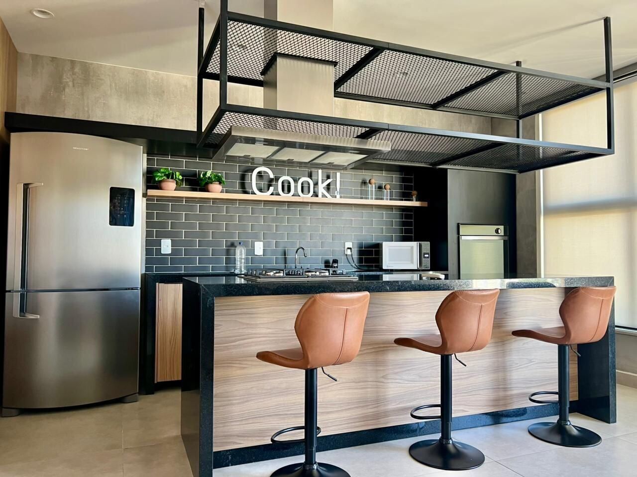 Um frigorífico, um micro-ondas, uma placa de cozinha, liquidificador 