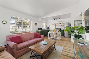 Casa, 2 quartos | Sala de estar | Smart TV de 50 polegadas com canais digitais, serviços de streaming