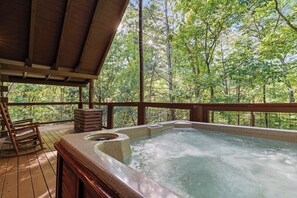 Mick's Hideaway wooded getaway cabin with deck, indoor jacuzzi, wifi ...