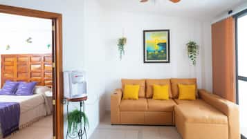 Cofres nos quartos, cortinas blackout, ferros/tábuas de passar roupa