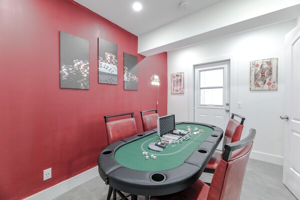 3-bdr Guitar House, Walk To Casino, Located Close To Everything - Sunrise, FL