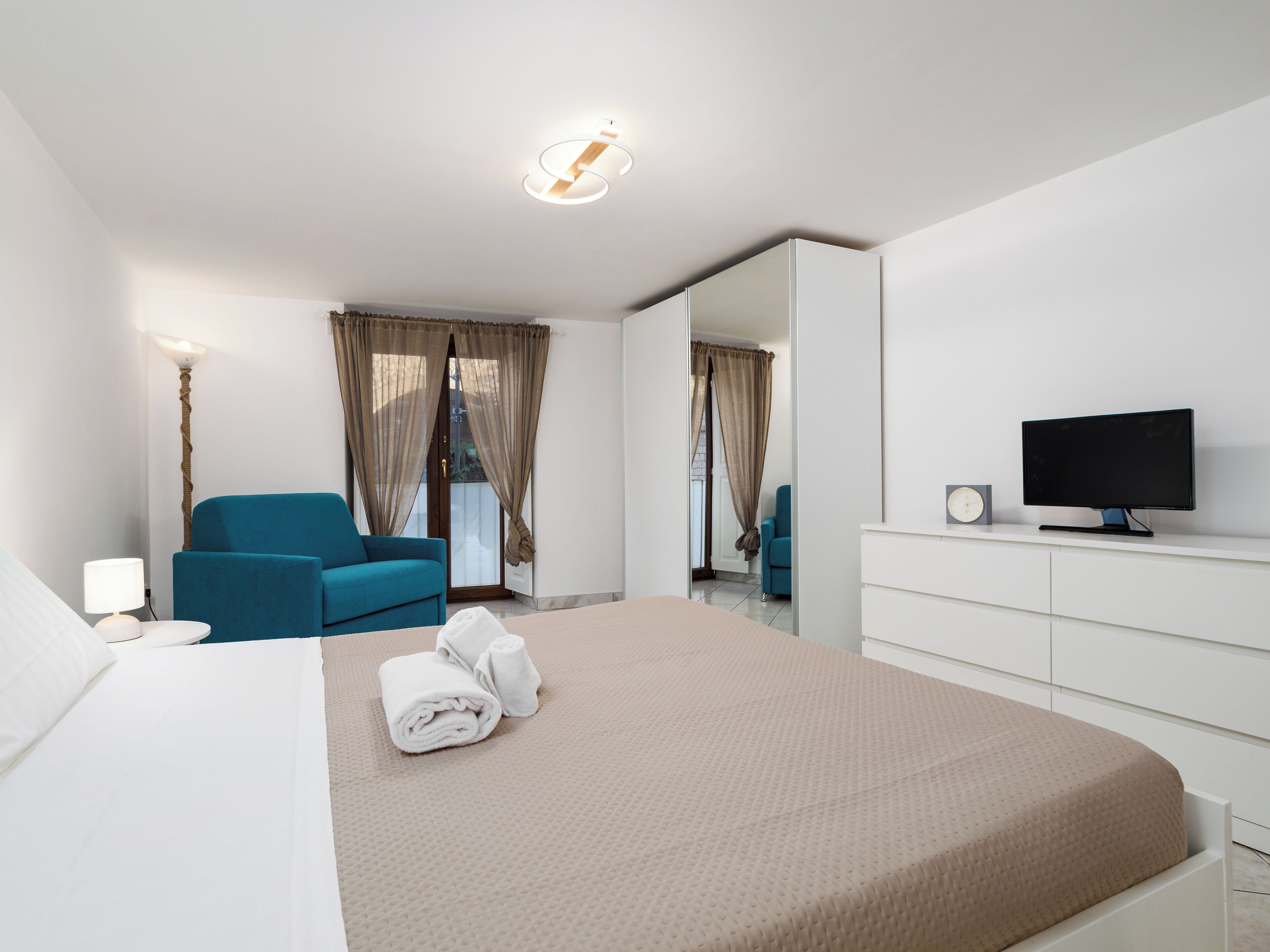 Casa urbano | Escrivaninha, espaço de trabalho para notebook, cortinas blackout