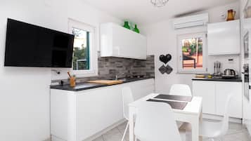 Casa Cidade | Cozinha privada | Um frigorífico, um micro-ondas, um forno, uma placa de cozinha