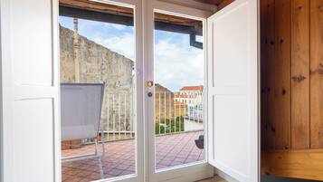 Dúplex Superior, vista parcial para o mar | Edredões de penas, cortinas/cortinados opacos, ferro/tábua de engomar