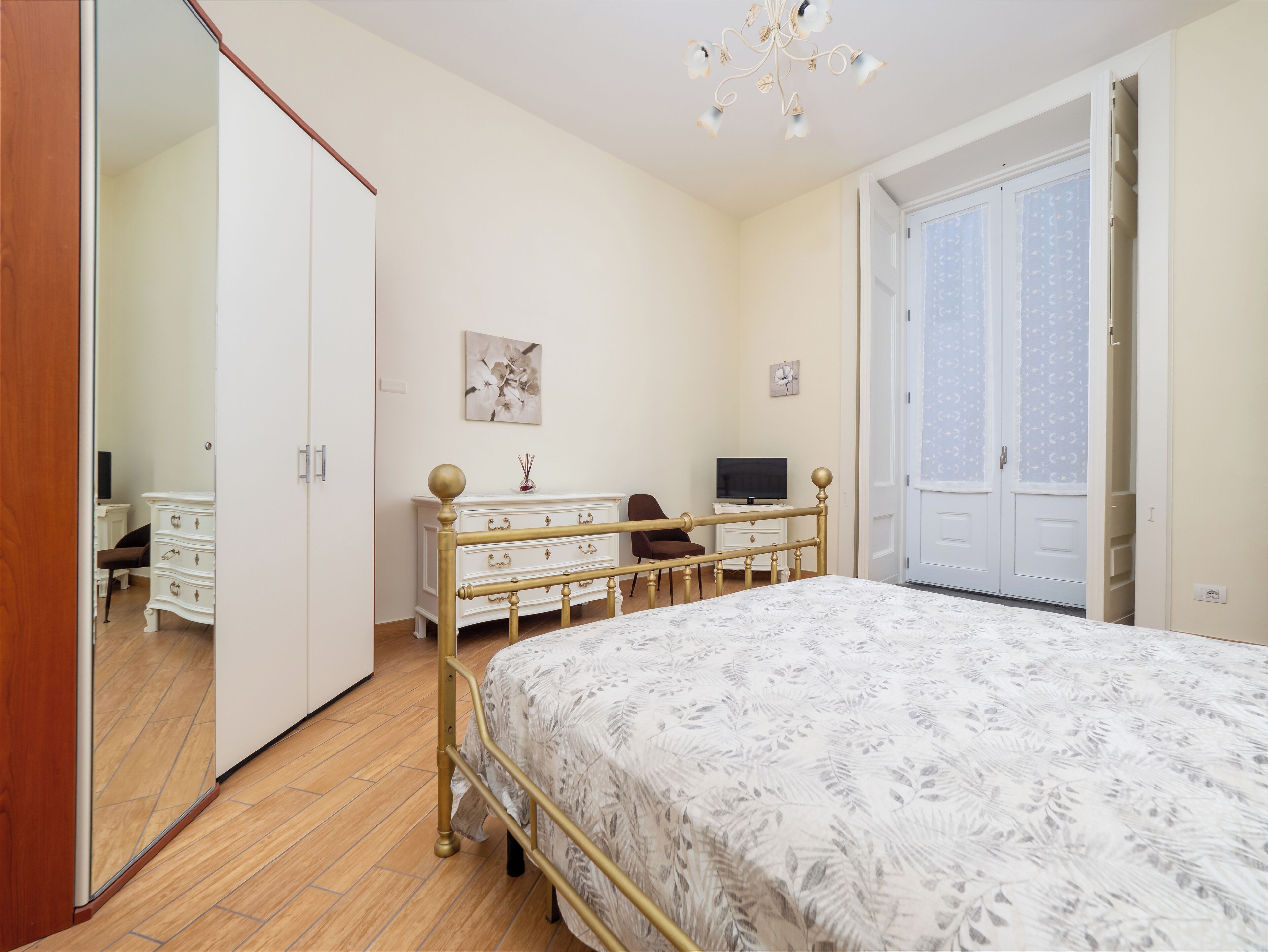 Apartamento Exclusivo, varanda, Vista para a cidade | Edredões de penas, cortinas/cortinados opacos, ferro/tábua de engomar 