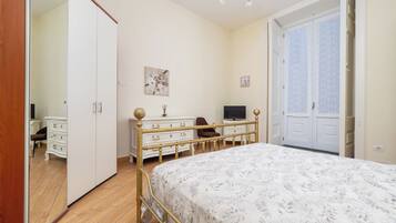 Apartamento Exclusivo, varanda, Vista para a cidade | Edredões de penas, cortinas/cortinados opacos, ferro/tábua de engomar