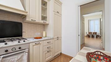 Apartamento Exclusivo, varanda, Vista para a cidade | Cozinha privada | Um frigorífico, um micro-ondas, um forno, uma placa de cozinha