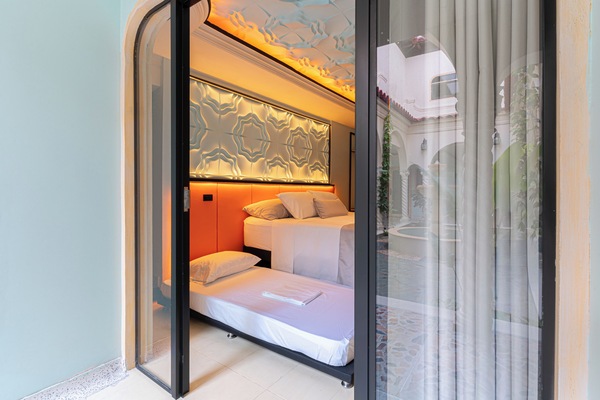 Quarto Quádruplo Deluxe, casa de banho anexa, vista para o pátio | Roupa de alta qualidade, cofre com capacidade para portátil