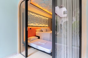 Quarto Quádruplo Deluxe, casa de banho anexa, vista para o pátio | Roupa de alta qualidade, cofre com capacidade para portátil