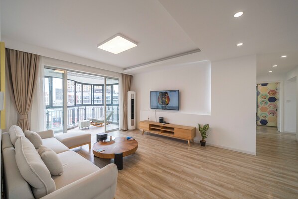 Apartamento superior, 4 quartos, vista para a cidade | Sala de estar | Smart TV