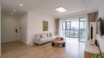 Apartamento Superior, 4 quartos, Vista para a cidade | Sala | Smart TV