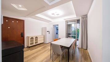 Apartamento, 4 quartos, vista para a cidade | Sala de estar | Smart TV