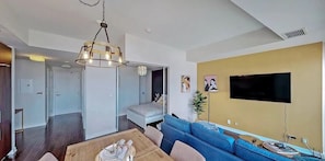 Suíte conforto, para não fumantes, vista para a cidade | Área de estar | TV 44 polegadas com canais digitais