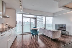 Suite Empresarial, não fumadores, vista para o lago | Sala de estar | Televisor de 44 polegadas com canais digitais 