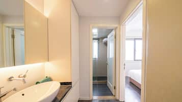 Apartamento superior, 3 quartos, vista para a cidade | Banheiro | Chinelos