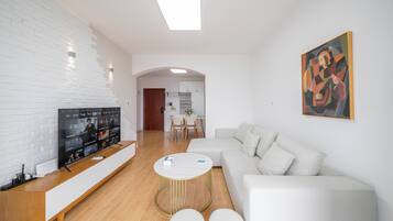 Apartamento Superior, 2 quartos, Vista para a cidade | Sala | Smart TV