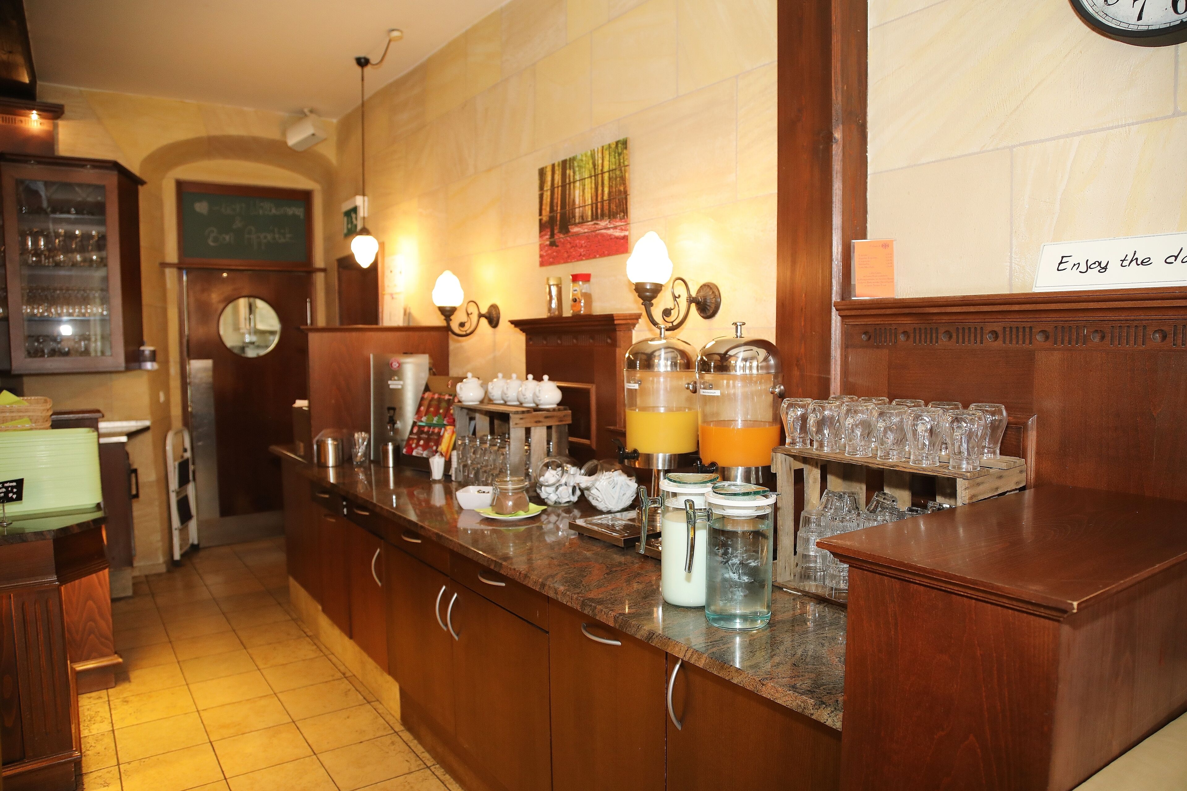Uma área de bar com balcão de madeira, relógio e cardápio.