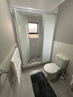 Quarto Duplo Deluxe, pátio | Casa de banho | Sabão, champô, papel higiénico 