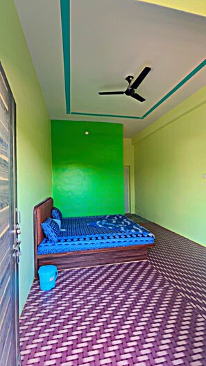 Quarto Duplo Básico para 1 Pessoa, varanda, Vista para a cidade | Cofre com capacidade para portátil, secretária 