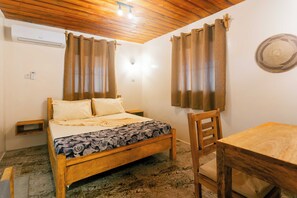 Cofre no quarto, cortinas/cortinados opacos, ferro/tábua de engomar