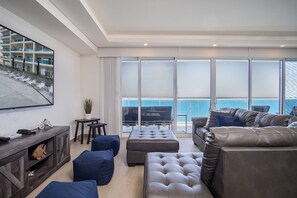 Apartamento em Condomínio Fechado, várias camas, varanda (Encantame Towers Velero 2101) | Sala de estar | Televisor de ecrã plano de 42 polegadas com canais digitais 