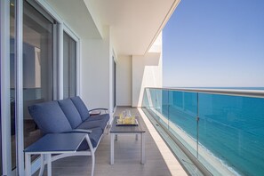 Apartamento em Condomínio Fechado, várias camas, varanda (Encantame Towers Velero 2101) | Terraço/pátio interior