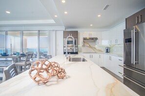 Apartamento em Condomínio Fechado, várias camas, varanda (Encantame Towers Velero 2101) | Cozinha privada | Mesas de jantar 