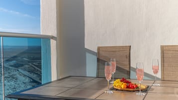 Apartamento em Condomínio Fechado, várias camas, varanda (Encantame Towers Viento 2104) | Refeições ao ar livre