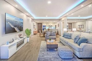 Condo, várias camas, sacada, vista para o oceano (Encantame Towers Viento 902) | Área de estar | TV de tela plana 42 polegadas com canais digitais