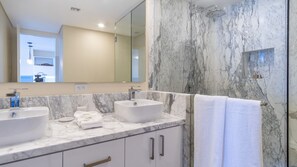 Apartamento em Condomínio Fechado, 1 cama king-size e sofá-cama (Encantame Towers Viento 303) | Casa de banho | Toalhas fornecidas 